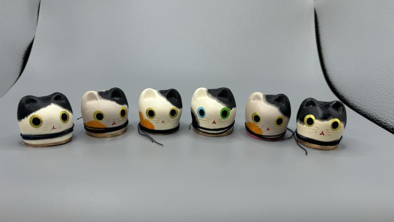 玩具 キッズ 猫型 鳴き猫 引き紐 三毛猫 伝統 遊び道具 懐かしい 思い出 ぬいぐるみ風・カラー展開: 三花 白橘黒.三花 灰橘黒.橘白.奶牛色.橘黒.橘耳黒耳.黒色小劉海.三花 橘黒棕