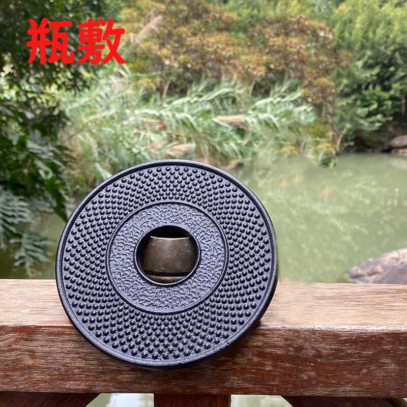 商品情報 0.5L程度の鉄急須や1L程度の鉄瓶にちょうど良いサイズです。鉄急須・鉄瓶をご購入予定またはご愛用中の方におすすめです。 関連キーワード 瓶敷 トリベット 鍋しき 鋳鉄 断熱 火傷防止 やかん 急須 ティーポット 鉄板 食器 レト...