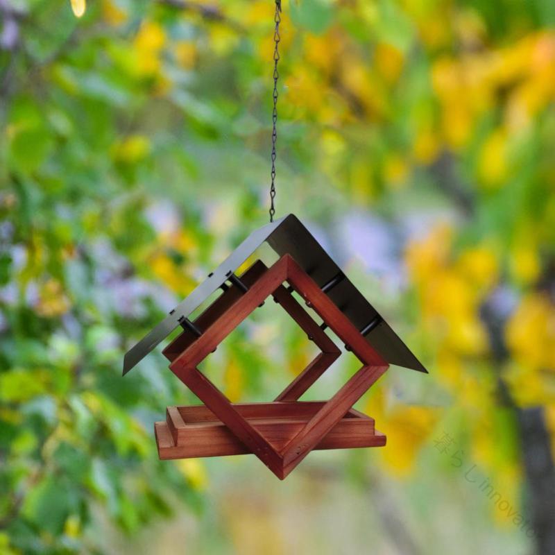説明:【商品リスト】：吊り下げ式バードフィーダー1個、26cmx14cmx52cm 【丈夫な防水素材】: 吊り下げ式バードフィーダーは鉄と木で作られており、安定した構造で防水性があり、屋外での長期使用に適しています。 【便利な吊り下げデザイ...