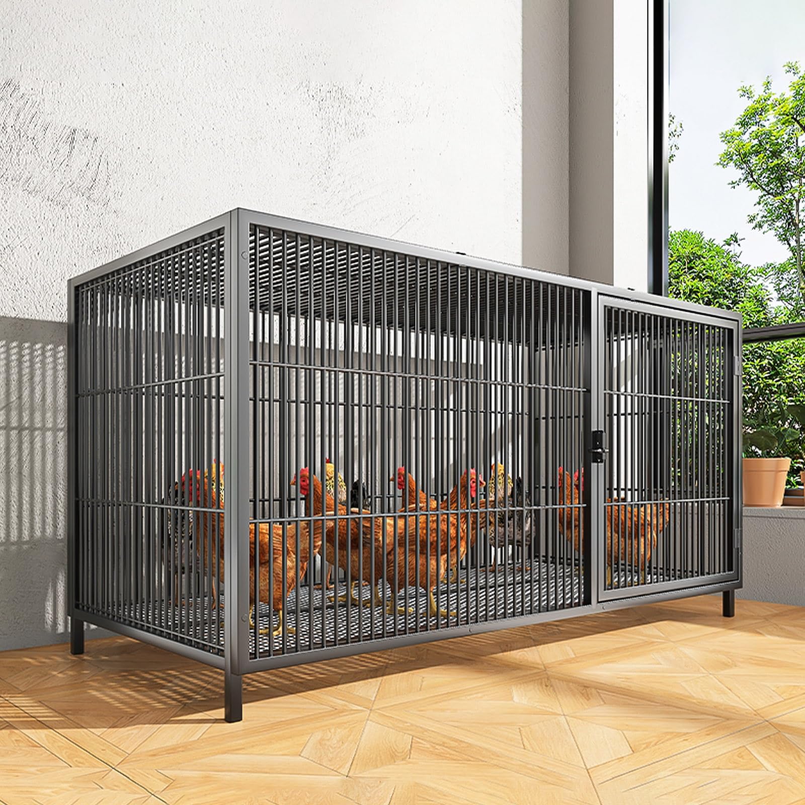 【便利な開口設計】鶏小屋 2 つの出入り口を設けており、日常の家禽の餌や水の供給が簡単で、朝晩の家禽の出し入れもスムーズです。 大きな天窓が設けられており、上方からの家禽の出し入れが容易で、下部の大きなドアを開けるときに家禽が逃げ出すのを防...