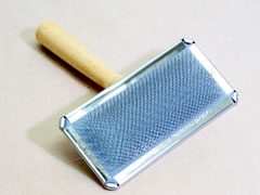 ムダ毛・毛玉取り、ブラッシングに最適。 長毛、短毛、あらゆる毛になじみ、もつれをほぐし光沢のあるふっくらとした毛並みに仕上げます。抜け毛、無駄毛を取り除くために高品質の針を使用。 ■サイズ：高さ15.8×幅9.6×厚み3.6cm　■重さ：7...