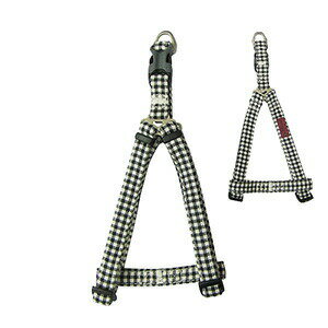 特徴 ◎かわいいギンガムチェックの犬用胴輪 ◎男の子にも女の子にもあわせやすいレッドとブラックの2色展開 ◎おしゃれなツートンカラーのワンタッチバックルと、チタニウムシルバーのメタルパーツが付属 ◎バックスキン調のブランドパッチが付属 ■サ...