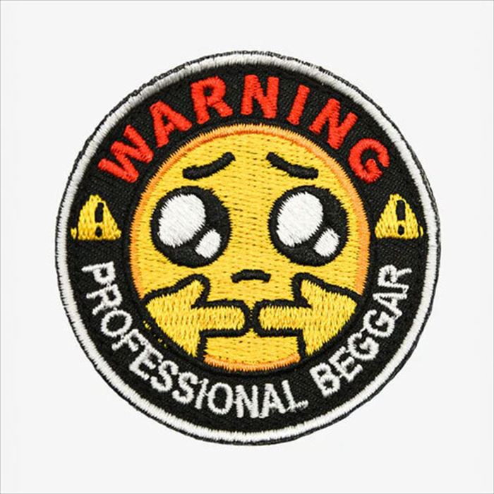 特徴 「危険！おねだりのプロ」といった意味のジョークパッチです。 裏面はマジックテープ（ベルクロ生地）なので、アイロンや穴あけの必要も無く、簡単にハーネスやリードに貼り付けてカスタマイズが楽しめます。 色んなデザインやカラーがあり、ハーネス...