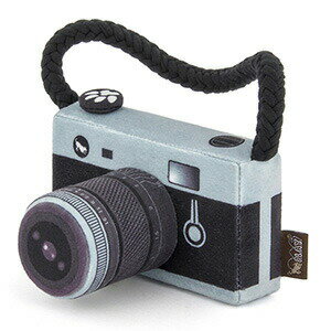 丁寧な縫製で触り心地も抜群！ プレイの人気プラッシュトイ・シリーズ 旅行がテーマの可愛いおもちゃです。 ベロア製で肌触りがよく、ワンちゃんの興味を惹きつける音も鳴ります。 形や触り心地だけではなく、作り方にもこだわっているのがP.L.A.Y...