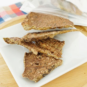 特徴 北海道産の牛の肺（ラング）を使用。 ふわふわサクサクの食感で好性が高く、ミネラルも豊富に含まれたおやつです。 注意事項 ・本品はペット用のおやつです。 ・生後6ヶ月未満のペットには与えないで下さい。 ・噛まないで飲み込む可能性がありま...