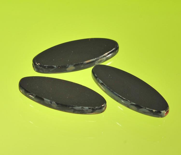 ファイアーポリッシュビーズには、こんな形のものもあるんだと、一人でも多くの日本の皆さまに知って頂きたくて、入れました。 サイドには、渋いピカソコーティングがつけられています。これが作品になった時に、思わぬ表情を出すのです。使ってのお楽しみで...