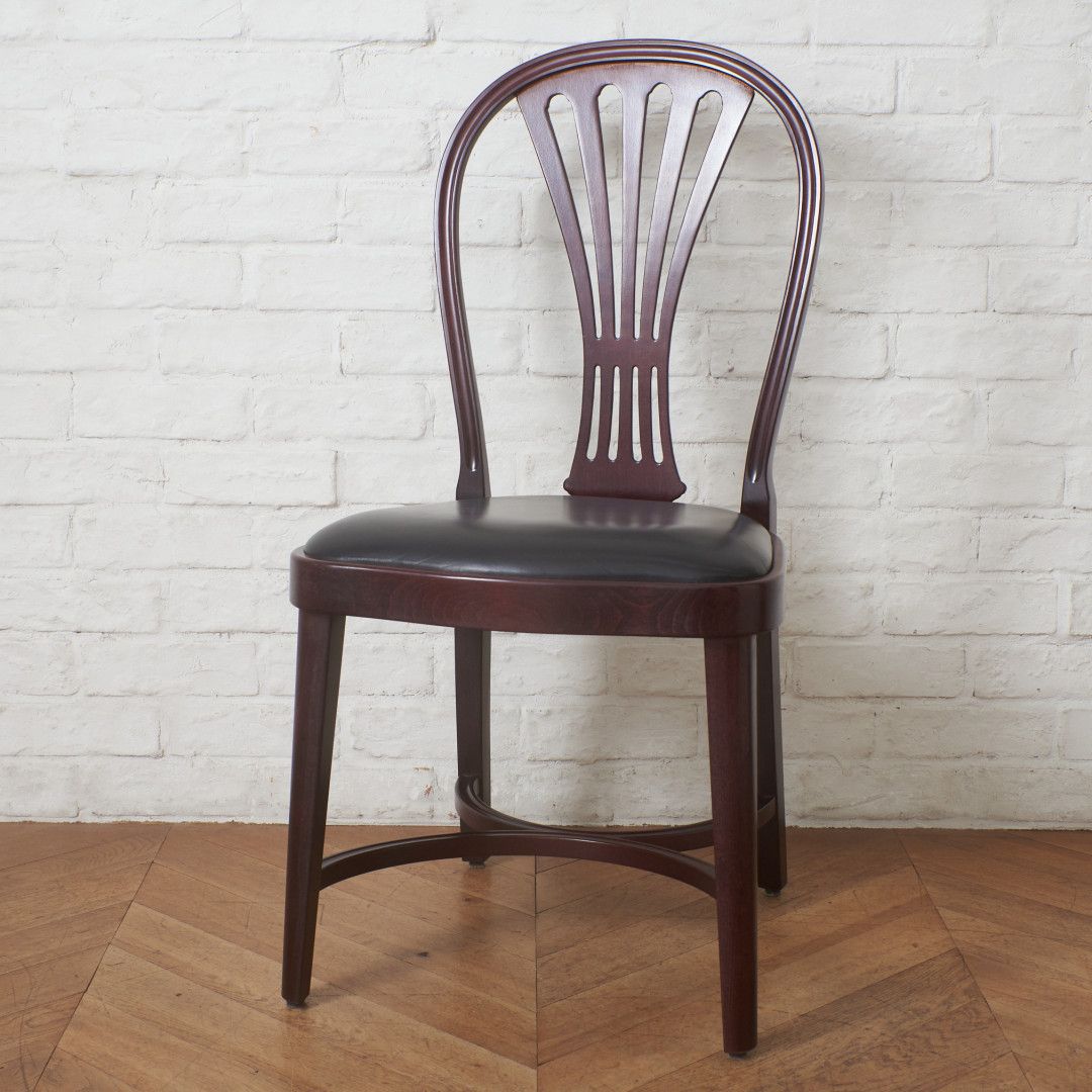 老舗家具メーカー THONET(トーネット)社による、アールデコ様式 ベントウッドチェアです。 トーネット社の代名詞となった曲げ木技術が用いられた、クラシカルな印象のダイニングチェア。透かし彫りの背もたれなど随所に美しいディテールを備え、上...