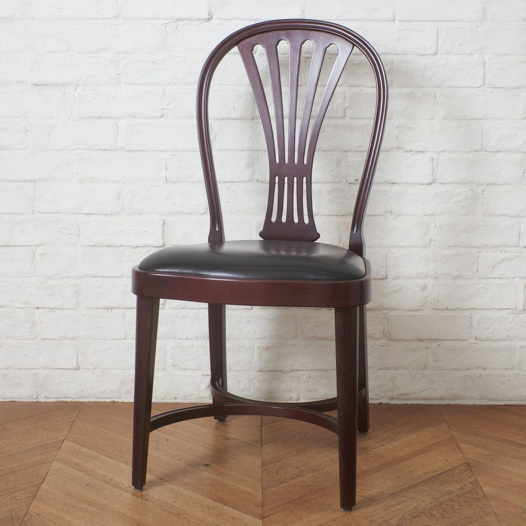 老舗家具メーカー THONET(トーネット)社による、アールデコ様式 ベントウッドチェアです。 トーネット社の代名詞となった曲げ木技術が用いられた、クラシカルな印象のダイニングチェア。透かし彫りの背もたれなど随所に美しいディテールを備え、上...