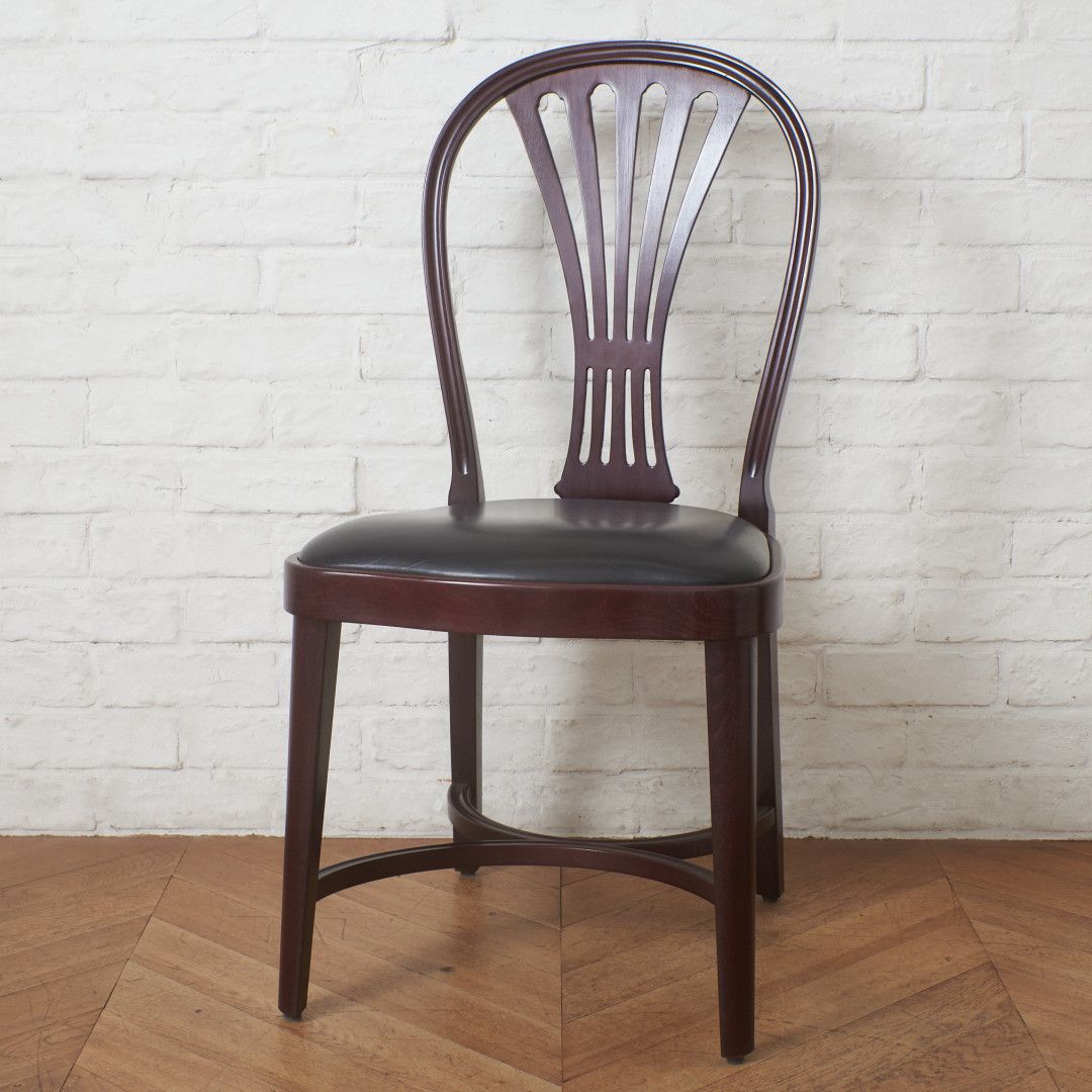 老舗家具メーカー THONET(トーネット)社による、アールデコ様式 ベントウッドチェアです。 トーネット社の代名詞となった曲げ木技術が用いられた、クラシカルな印象のダイニングチェア。透かし彫りの背もたれなど随所に美しいディテールを備え、上...