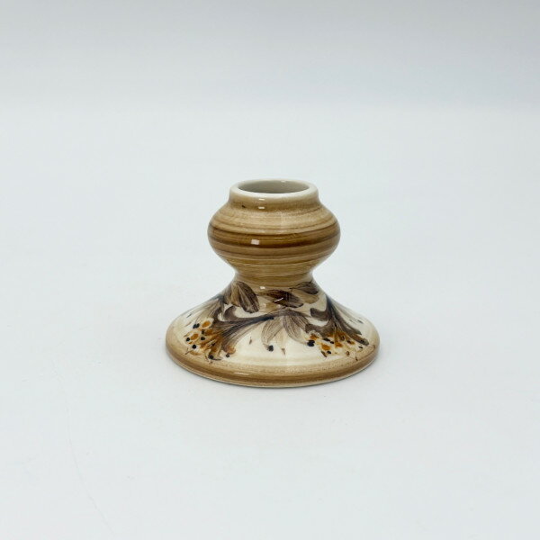 イギリスの陶器メーカー Jersey Pottery(ジャージー・ポタリー)のキャンドルホルダーです。 ハンドペイントで描かれた花模様が素朴で温かみのある雰囲気のキャンドルホルダー。置くだけで心やすらぐ空間を演出するヴィンテージアイテムです...