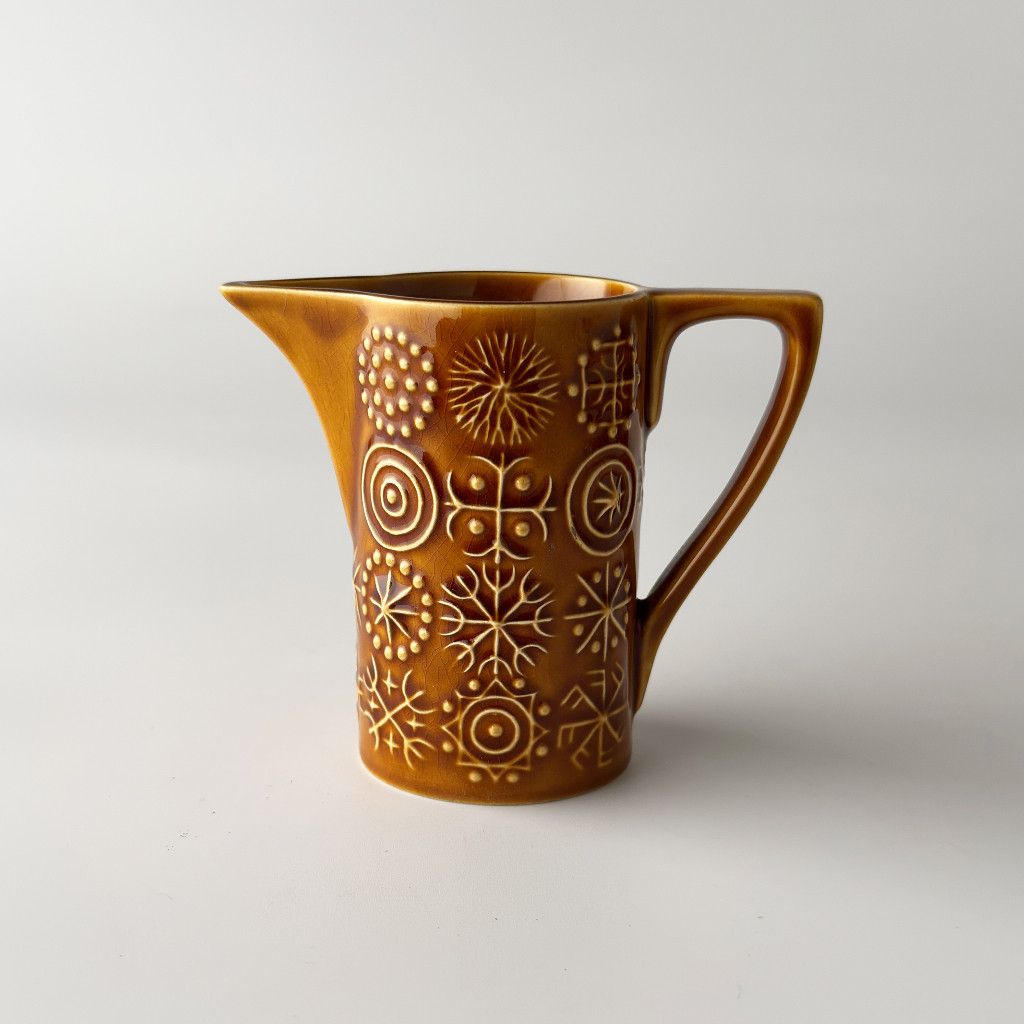 英国食器 PORTMEIRION(ポートメリオン) による Susan Williams Ellis(スーザン・ウィリアムズ・エリス) デザイン、Totem(トーテム) ミルクジャグです。 1963年発表の強いインパクトと独特な存在感で一世...