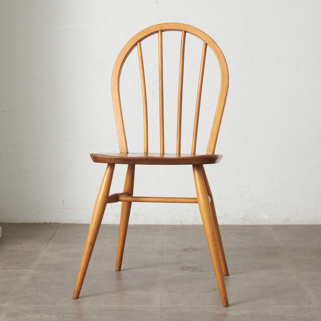 1920年創業のイギリス老舗家具メーカー ERCOL(アーコール)による、ヴィンテージ フープバックチェアです。 ERCOLのアイコン的存在であるウィンザーチェアシリーズの中で、最もオーソドックスなスタイルのフープバックチェアは「ボウバック...