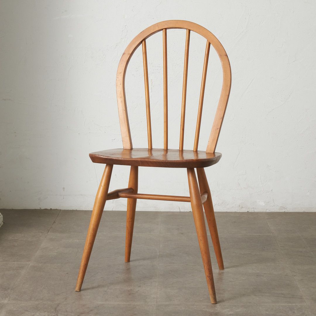 1920年創業のイギリス老舗家具メーカー ERCOL(アーコール)による、ヴィンテージ フープバックチェアです。 ERCOLのアイコン的存在であるウィンザーチェアシリーズの中で、最もオーソドックスなスタイルのフープバックチェアは「ボウバック...