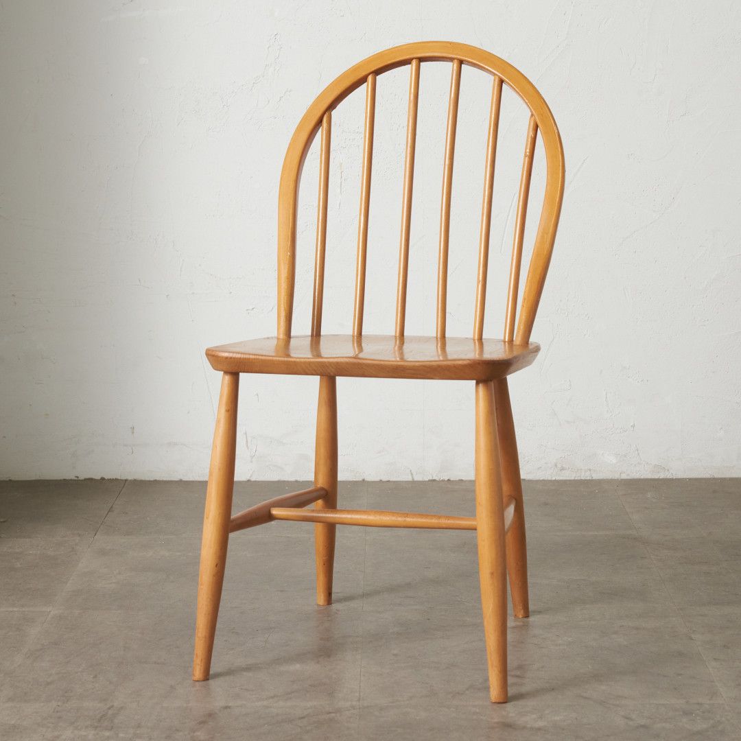 1920年創業のイギリス老舗家具メーカー ERCOL(アーコール) による、ヴィンテージ フープバックチェア / ノーマルサイズ・ストレートレッグモデルです。 ERCOLのアイコン的存在であるウィンザーチェアシリーズの中で、最もオーソドック...