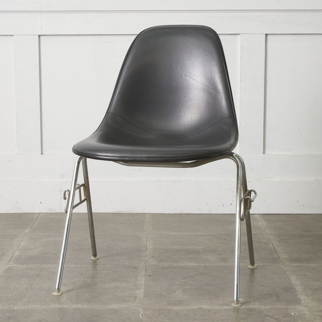 Herman Miller(ハーマンミラー)社による、チャールズ&amp;レイ・イームズデザイン、ヴィンテージ サイドシェルチェア スタッキングベースです。 ミッドセンチュリー期を代表する巨匠チャールズ&amp;レイ・イームズによる不朽の名...