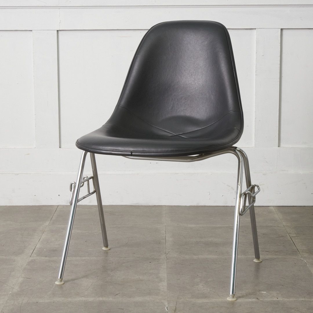 Herman Miller(ハーマンミラー)社による、チャールズ&amp;レイ・イームズデザイン、ヴィンテージ サイドシェルチェア スタッキングベースです。 ミッドセンチュリー期を代表する巨匠チャールズ&amp;レイ・イームズによる不朽の名...