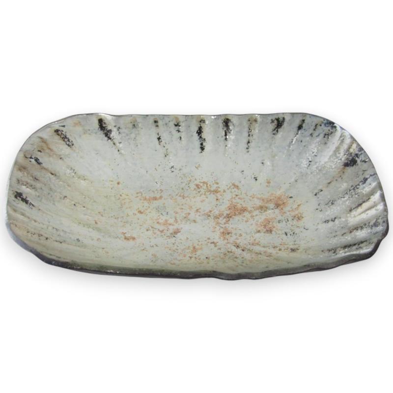 J-kitchens Nebula 皿 天皿 ガラス オーバル 大 ホワイト ゴールド 19cmサイズ：19cm x 15cm x 5cm素材：硝子洗練された美意識が息づくガラス皿。光を受けて表情を変える繊細な質感が、食卓に静かな華やぎを添...