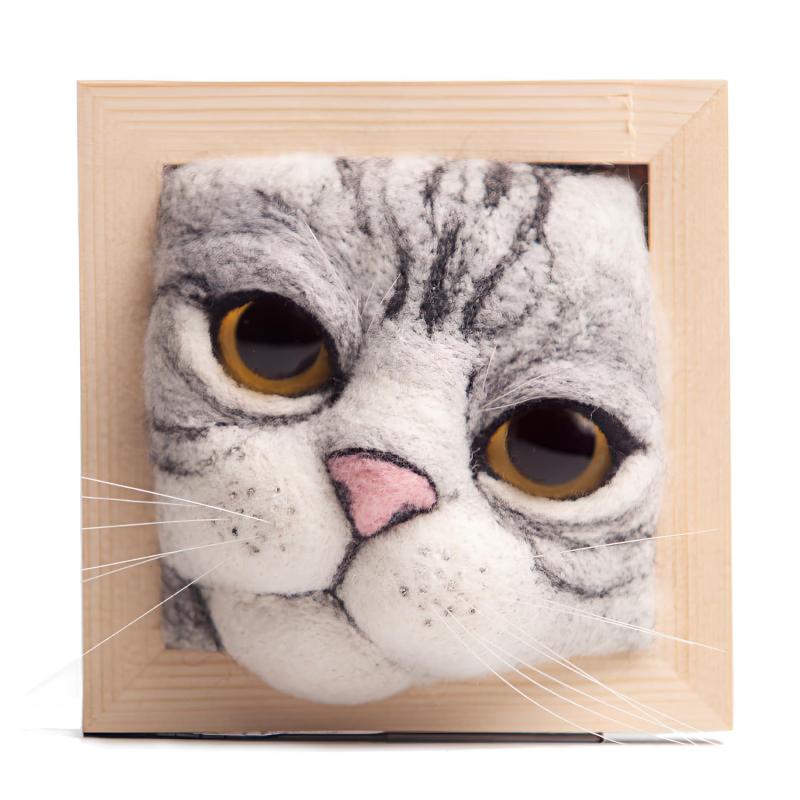 羊毛フェルト 猫 キット【作成動画付き】 初心者向け ハンドメイド 11.5*11.5cm スタンドフィギュア ニードルフェルト 写真フレーム 土台 ドールアイ 材料一式 作業台付届いてすぐ始められる羊毛フェルトキット：11.5×11.5c...