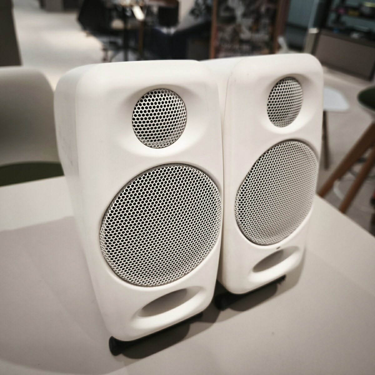 ※こちらの商品は1点限りの中古品となり、店頭・自社Webストアでも同時に販売をしております。タイムラグによりご用意出来ない場合がございます。予めご了承ください。 在庫店舗 梅田店 軽量小型ながら50wの出力と55Hz-20kHzのレンジを再...