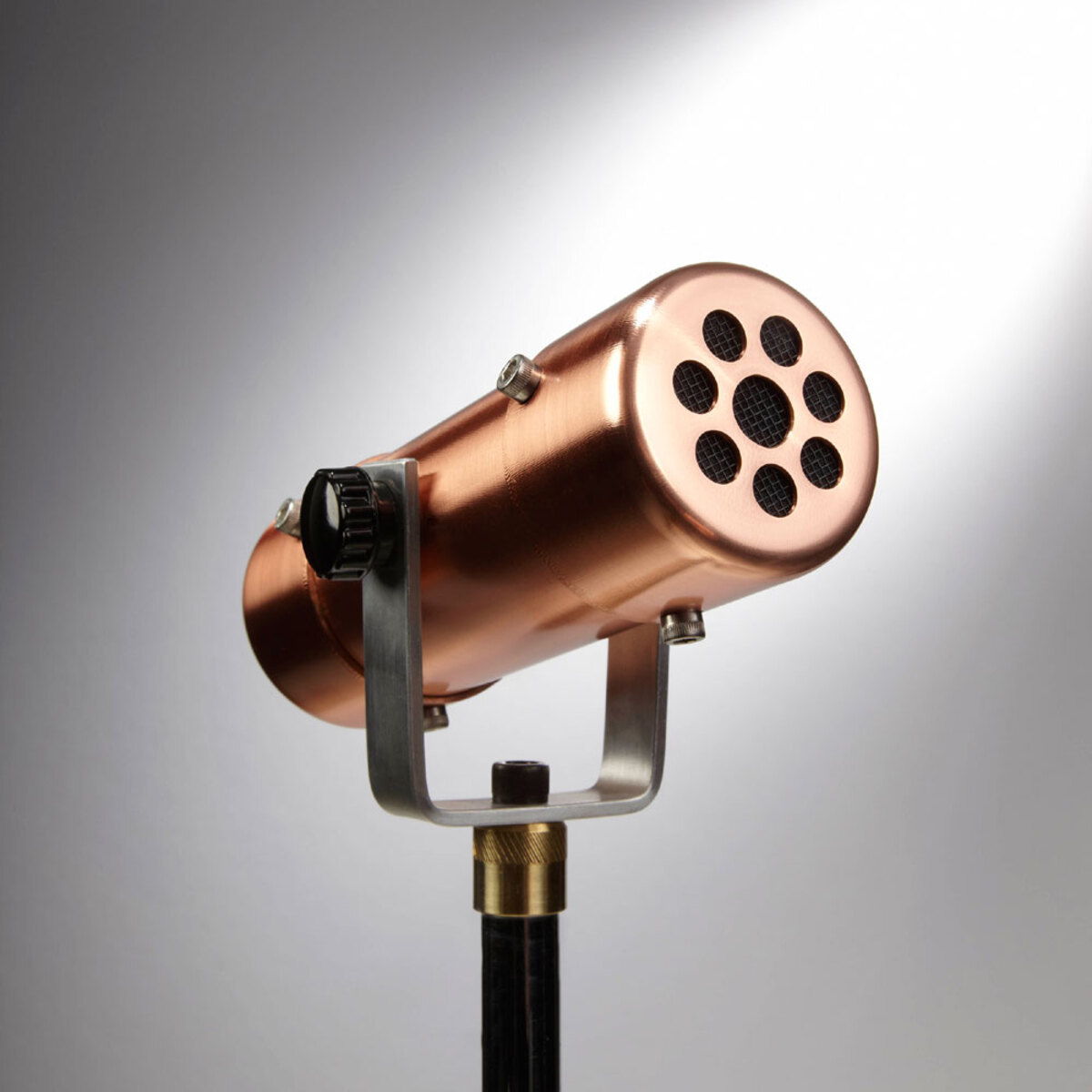 ノスタルジックな音質と響きを加える＜エフェクト・マイクロホン＞COPPERPHONE(コッパーフォン）は、特殊なマグネティック・ムービング・コイルと、銅製のホロウボディにより、限定的な周波数帯域のサウンドと、個性的な響きを収音します。Lo-...