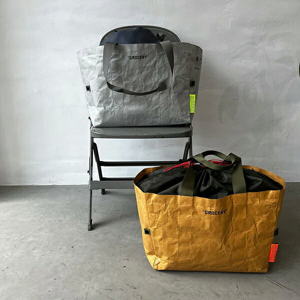 サイズ：W38×H30×D20cm 素材：ポリエチレン（内側：銀面シート（保冷部分）ポリエチレンテレフタレート（アルミ蒸着）） 特性：簡易保冷 生産国：中国高密度ポリエチレンを使用した簡易保冷バッグシリーズ。 レジカゴサイズのGROCERY...