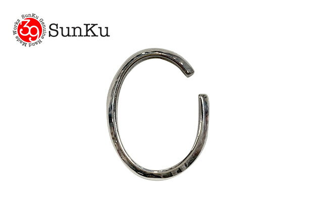 ●サイズ　横幅約2.7cm　外周約7cm ●素材　Silver925 ●Sunkuのシルバーイヤーカフです。 　シンプルながらもSunkuのハンドメイドの 　こだわりが感じられます。 　男女共にオススメできるデザインとなっています。 ※片耳...