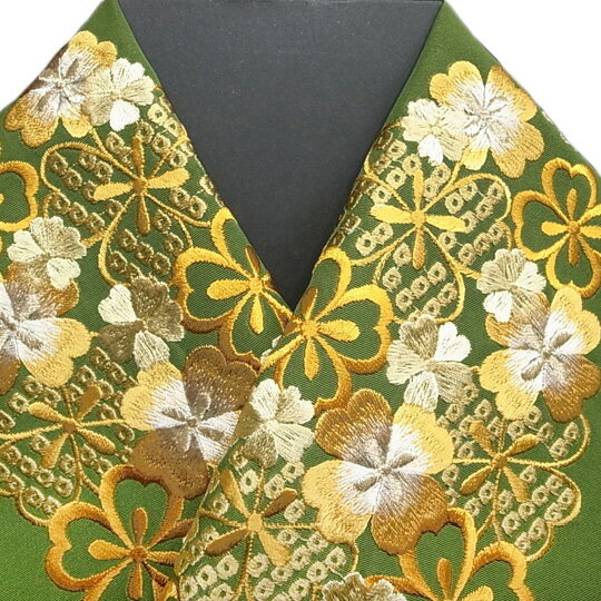 色 抹茶地に金茶の柄 画像1が実際に近いお色です。 寸法 長さ：114cm 幅：16．5cm 素材 生地：ポリエステル100％ 刺繍糸：レーヨン100％（金属糸使用の場合あり） 日本製　Silelly シルエリー　新・合・繊　 状態 新品の...