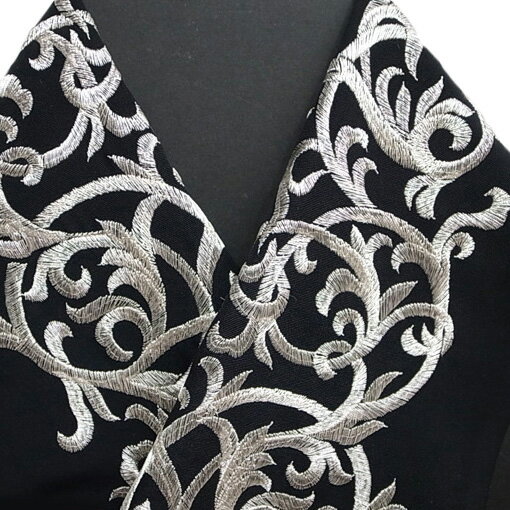 色 黒地に銀色の柄 画像1が実際に近いお色です。 寸法 長さ：114cm 幅：16．5cm 素材 生地：ポリエステル100％ 刺繍糸：レーヨン100％（金属糸使用の場合あり） 日本製　Silelly シルエリー　新・合・繊　 状態 新品のキ...