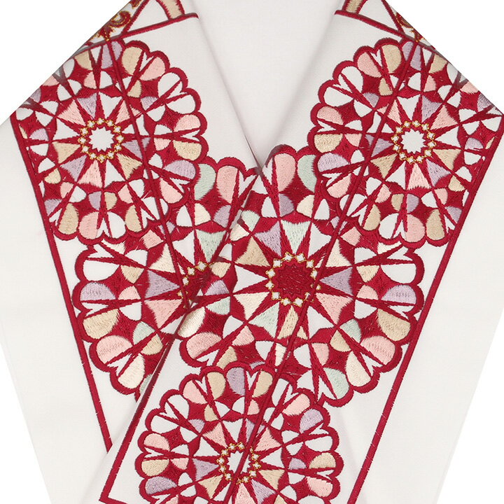 ◆寸法 長 さ：112cm 幅 ：16.5cm ◆色 白地に柔らかな紅色 ◆用途 成人式の振袖や卒業式の袴以外にも、 小紋・紬などカジュアル着物にお使いいただけます。 ◆素材 生地：ポリエステル100％ 刺繍糸：レーヨン100％ 金属糸使用...