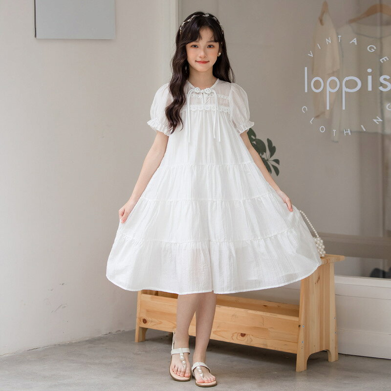 　　　 ◆◇◆売れている秘密◆◇◆ 【上品なデザイン・中華風】モダンなチャイナドレスの要素を取り入れた、清楚で華やかな白ワンピースです。胸元の繊細なレースと伝統的なチャイナボタンを組み合わせた独創的なデザインが、お嬢様の可愛らしさを引き立て...