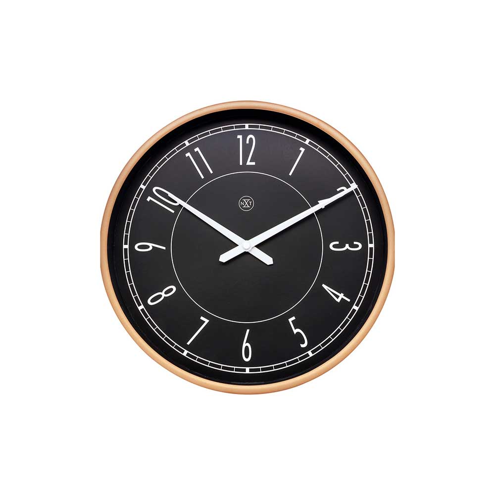 オランダ生まれの時計ブランド『NexTime（ネクスタイム）』の壁掛け時計です。 全体的に落ち着いた印象を与えるデザインで、時計としての視認性も高く、インテリアとしても魅力的な時計です。 シンプルでもデザイン性のある文字盤に、全体を包むマッ...
