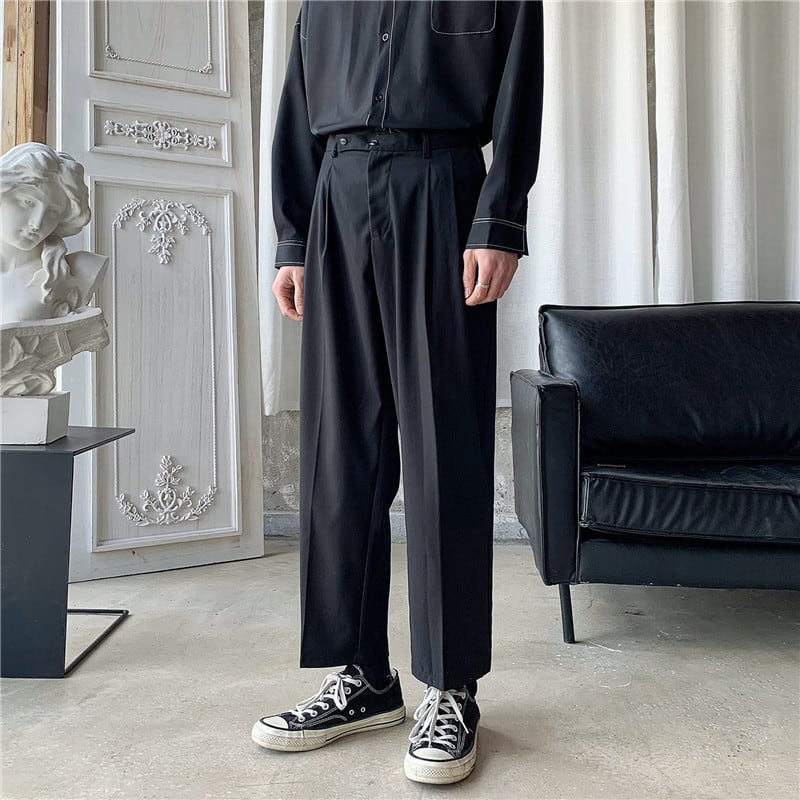 ゆったりしていてワイドなパンツです。形がシンプルなストレートなのでカジュアルからフォーマルまでどのようなファッションにも合わせることができます。幅広い利用シーンでご活用ください。ベージュブラックグレー手作業の測定によるサイズ誤差1-3cm[...