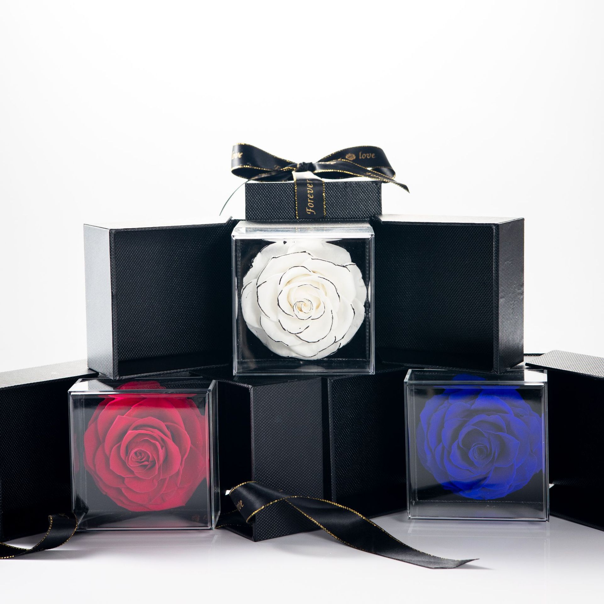 商品説明【仕様】製品サイズ:11cmx10cmx10cm。花材:薔薇、オースティンローズ。カラー:レッド、ブルー。包装:ギフト箱+クッション材。生のお花を特殊加工して作られていた枯れないお花とアクセサリーケースを巧みに組み合わせ、美しさと実...