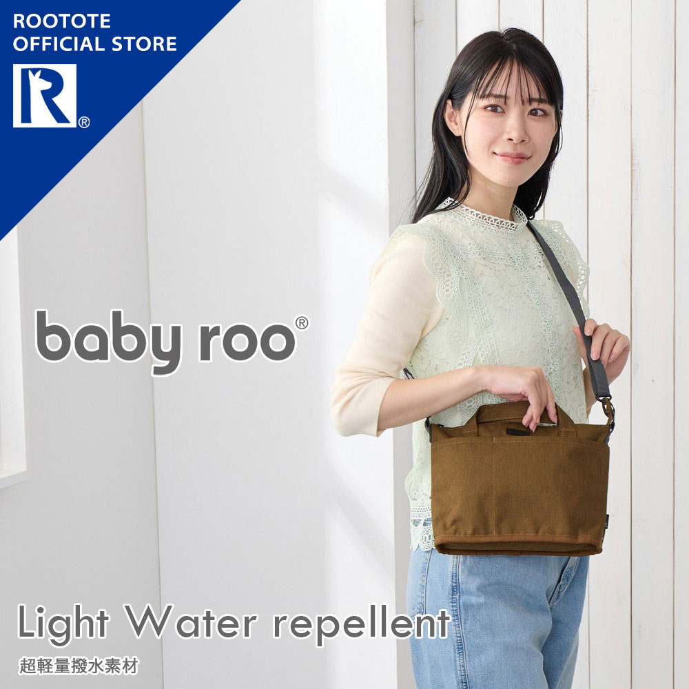 年代問わずおすすめできる超軽量はっ水素材。 少しでも荷物を軽く、快適にお出かけ♪ 雨の日も晴れの日もデイリーに使える頼もしいトートです。 ちょっとそこまでの、身軽なお出かけに便利。 スマホやウォレット、A5ノートなどが収納可能。 口元はファ...