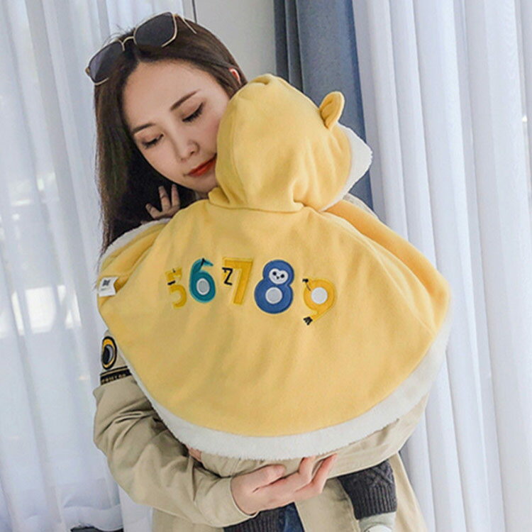 通気性を兼ね備えた保温性の高いボア素材は軽くてあたたか。フードにはお耳も付いてるので、かぶるととってもキュートです。バックカラフルな数字刺繍入はポイント。赤ちゃんのお出掛けやお散歩にピッタリ。春先、秋冬など肌寒い時期に役に立つアイテム。長く...