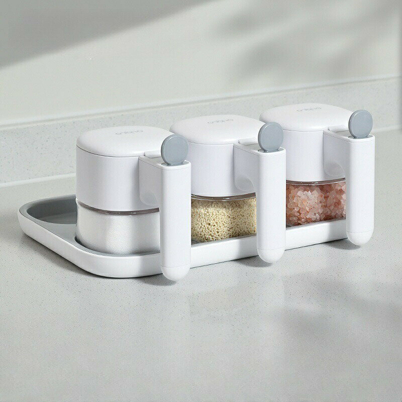 製品説明：自動開閉式スパイスボックスセットで、キッチンの整理整頓と調理体験を向上させましょう！このスパイスボトル収納トレイは革新的なデザインを採用し、自動で開閉するので、調理中に様々なスパイスを簡単に取り出すことができます。透明で中身が見え...