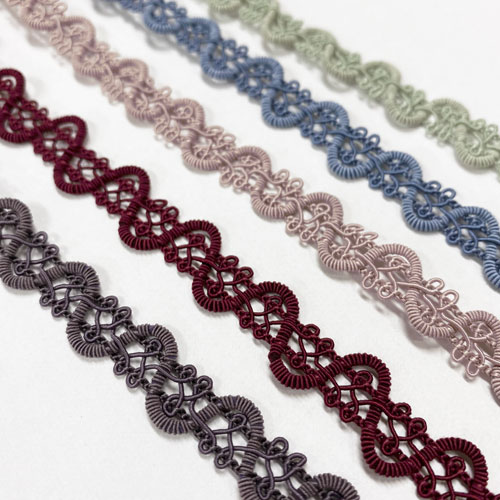 マットで上品な色合いのトリミングブレードです。 レースのような透け感のある模様。 服飾のアクセント、カルトナージュやタッセル作りにおすすめです。 販売単位 1メートル 幅 約12mm 素材 ポリエステル 100％ メール便 30mまで可能 ...