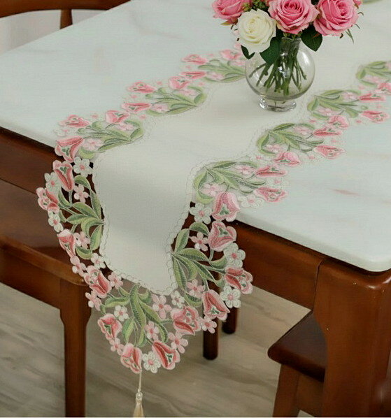 商品情報サイズ35X175cm素　材ポリエステルその他商品説明＊清らかなテッポウユリをモチーフにしたカットワーク刺繍が施されており、上品で豪華な雰囲気を演出します。＊細部にまでこだわったデザインが、ダイニングテーブルを華やかに彩ります超豪華...