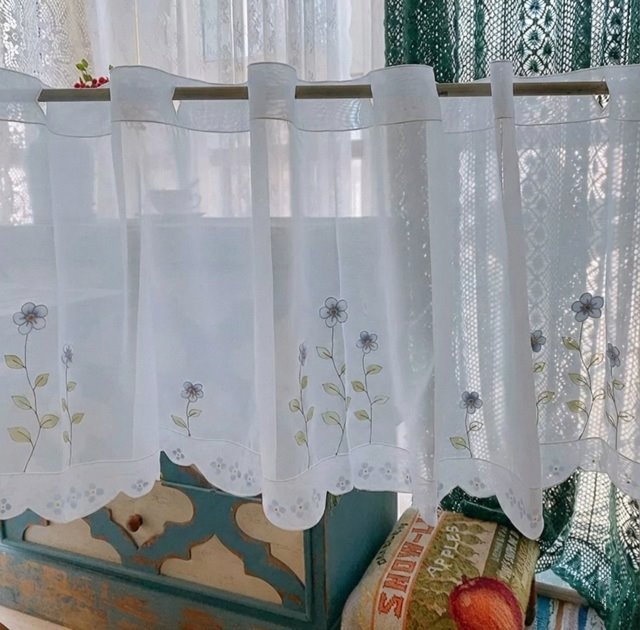 商品情報サイズ43X150cm素材ポリエステルその他商品説明小花柄が施されたピンクのカフェカーテンは、窓辺に優雅な雰囲気をもたらします、キッチンや小窓にぴったりです。軽やかな素材感が特徴で、光を柔らかく通しながらプライバシーを守ります。新入...