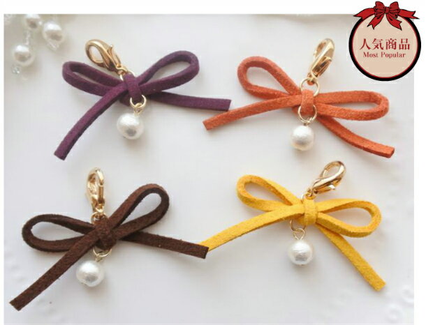 リボンの下でコットンパールが揺れるマスクチャームです&nbsp;スエードりぼんなのでマスクに馴染みやすいですシックな色みのリボンのラインナップです!&nbsp;●購入時ご希望カラーを選んでください。　ダークブラウン　オレンジ　マスタード　ボ...