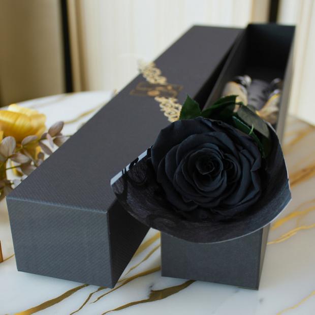 黒いバラ 1本 大輪 プリザーブドフラワー｜誕生日・記念日・プロポーズに贈る一輪の薔薇 「あなただけのもの」という意味を込めて。 希少な大輪の黒いバラを贈る。 想いが枯れない「プリザーブドフラワー」 生花に特殊な加工を施し、みずみずしい美し...
