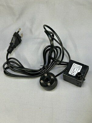 海外仕様の水ポンプ＆LEDライト！ 龍の置物「流水噴水龍」に使われているポンプユニットです。 海外仕様の電源のため、国内では使用することができません。 ポンプはコンセントを指すだけで動きだし、水流を4段階でコントロールできます。 赤・青・黄...