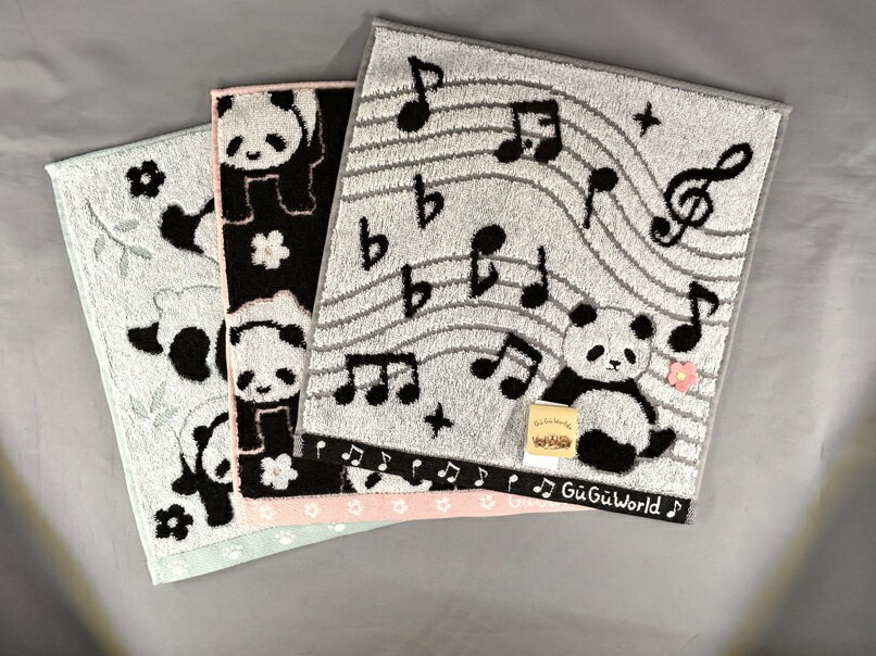 ほっこりパンダの優しいタオル！ 肌ざわりが柔らかく優しい仕上がりのタオルハンカチです。 ハンカチのデザインが秀逸で3種類とも、可愛いだけでなくストーリー性があります。 音楽を楽しむパンダ。 花を愛でるパンダ。 大好きな笹と戯れるパンダ。 落...