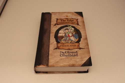 タイトル: Freeglader著者: Paul Stewart出版社: David Fickling Books出版日: 2006年02月28日古本非常に良い。端が少し摩耗しているが、汚れのないきれいな本。製本状態は良好。ダスト ジャケッ...