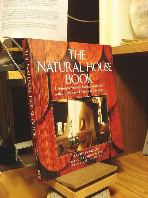 タイトル: Natural House Book: Creating a Healthy, Harmonious, and Ecologically-Sound Home Environment著者: David Pearson出版社: S...