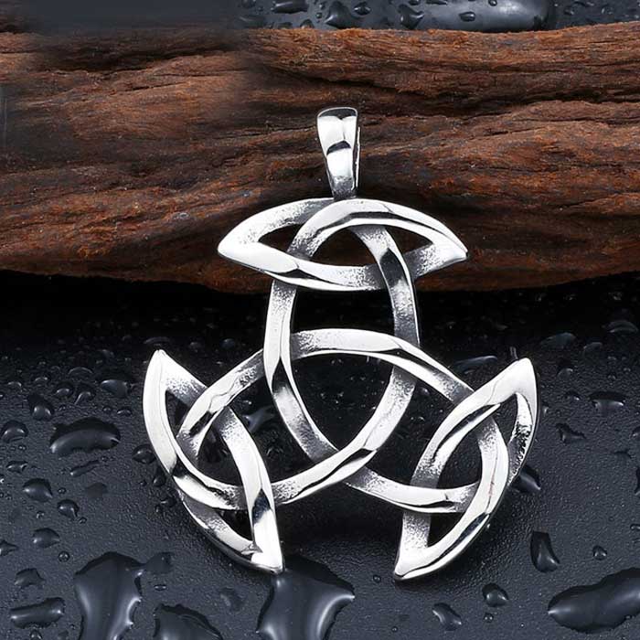 在庫切れの場合、受注生産(2週間ほど)になります。メーカー欠品の場合はキャンセル処理をさせていただきますので合わせてご了承ください。スペック素材：316Lサージカルステンレス、キュービックジルコニアチェーン：ボールチェーン(50cm/ステン...