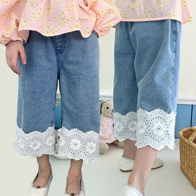 商品詳細 女の子用デニムワイドパンツが新入荷 ナチュラルなワイドシルエットでストレスフリーな穿き心地&ラフな印象 永遠に時代遅れのしない、ほどよい厚みのデニム素材を採用 爽やかなジーンズブルーで好感度アップ、そして合わせやすさも高い 足裾に...
