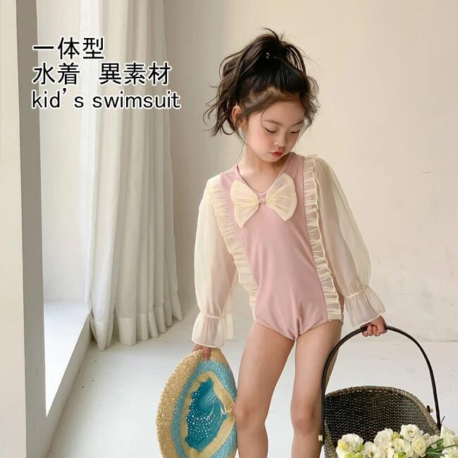 商品詳細 キッズ用、フリル付きの水着　ラッシュガードが新入荷 大きめの蝶結びとフリルが女の子らしいデザインでとっても可愛いです。 袖部分には透け感のあるレース素材を使い、無地だけどオシャレ度アップ。 柔軟性と速乾性に優れた素材を使用して、い...