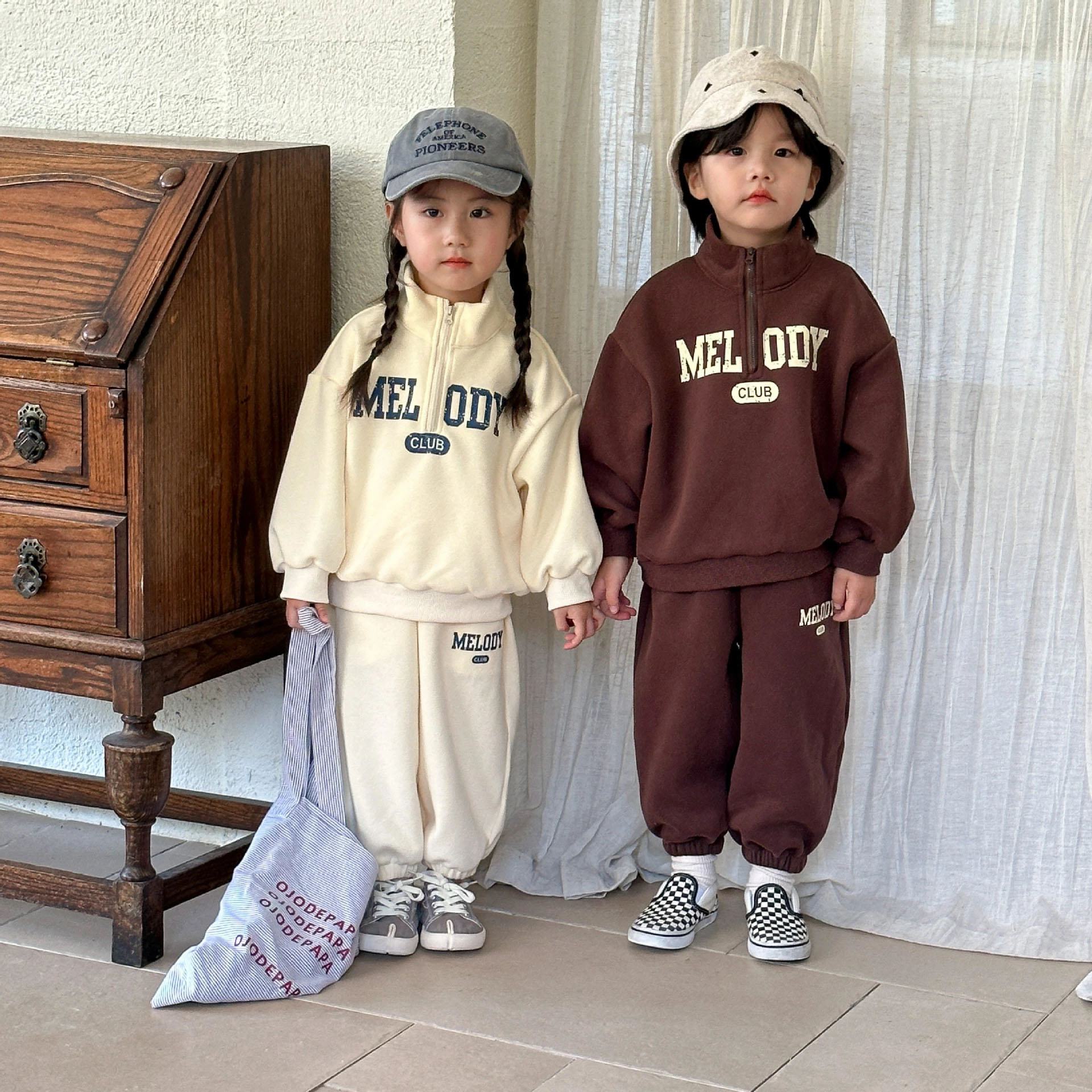 商品詳細 商品名 キッズ セットアップ 素材 コットン、その他 色 ベージュ、ブラウン サイズ 男の子モデル情報：身長100cm　体重15kg　試着サイズ100 女の子モデル情報：身長92cm　体重12.5kg　試着サイズ90 セット内容 ...