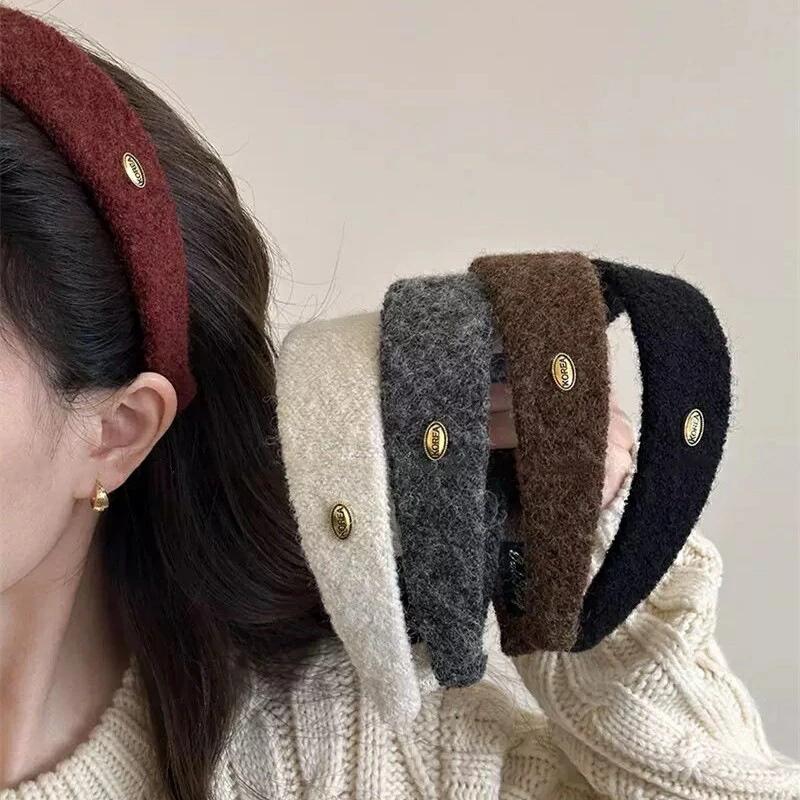■ この商品の特徴 ● 上質な毛糸の風合い：柔らかく温もりある素材感で、秋冬の装いを優しく彩ります。 ● ハンドメイドの丁寧な仕上げ：一つひとつ手作業で編み上げられた、温かみのあるデザインです。 ● ワイドデザインで簡単高さ：太めの幅がボリ...